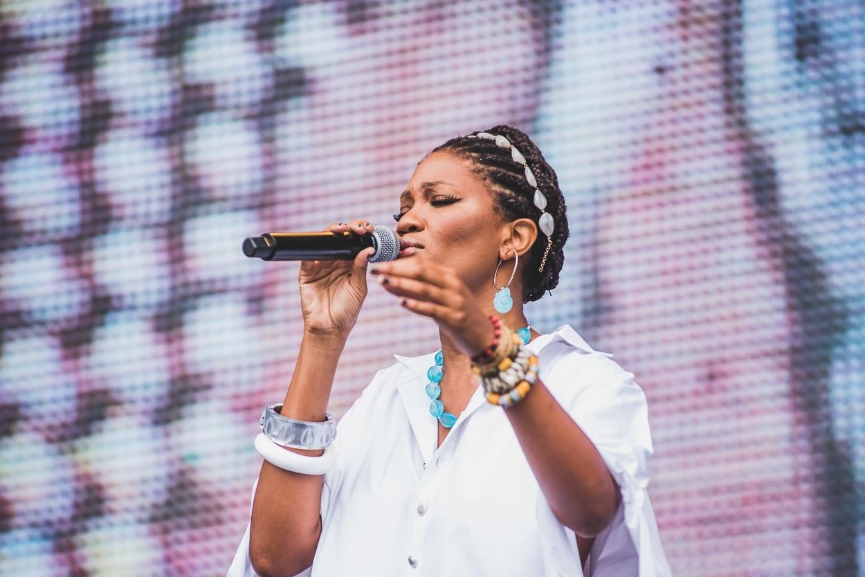 Luedji Luna faz seu Banho de Folhas no Popload Festival debaixo de ...