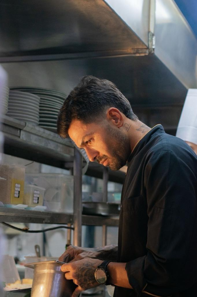 Ele começou faxinando a cozinha e hoje é chef de grande rede de hotéis