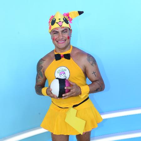 Dançarino gay que Popó ajudou no Carnaval espera turbinar carreira - 16 ...