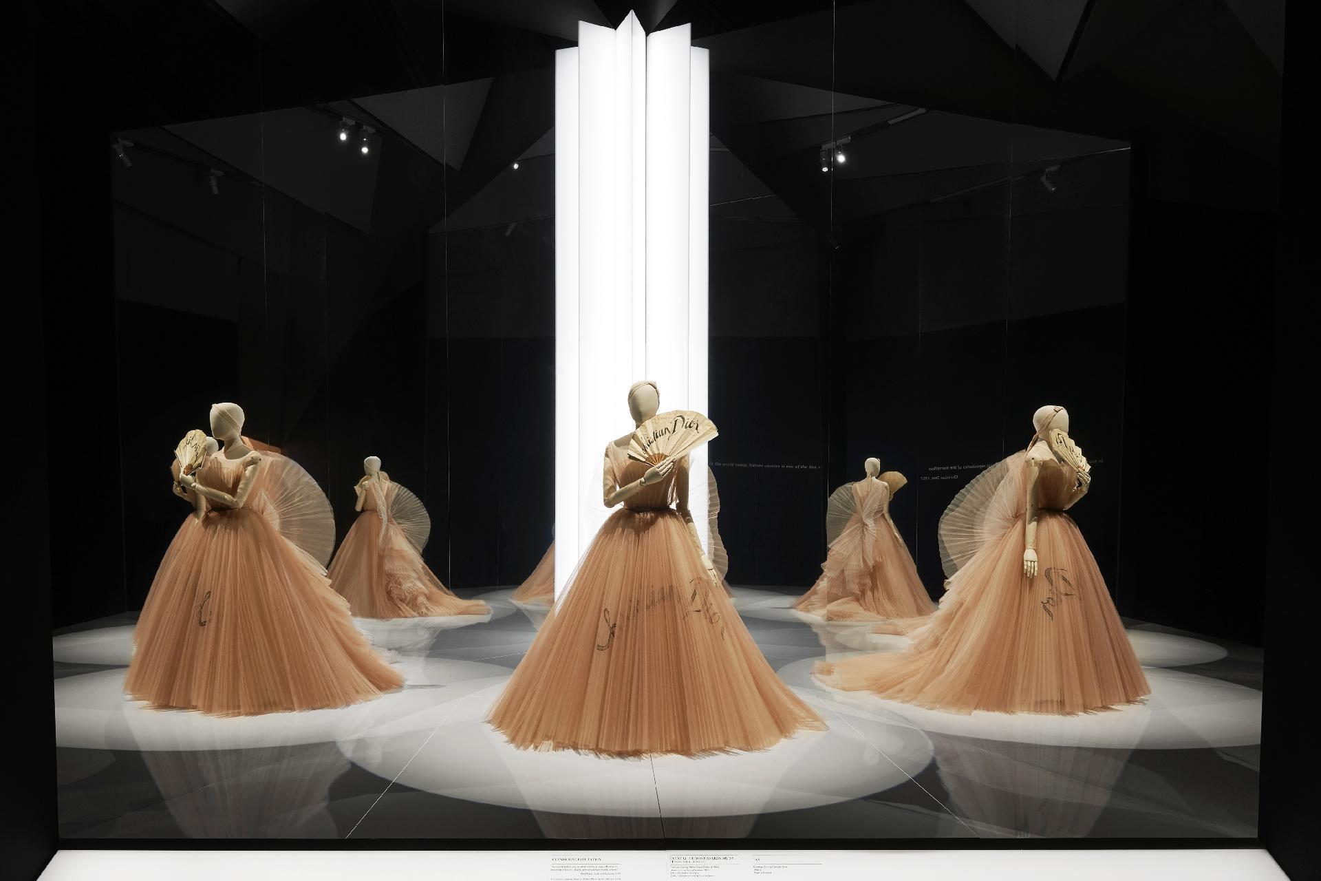 Exposição Dior em Londres tem exibição prorrogada; ingressos estão à ...