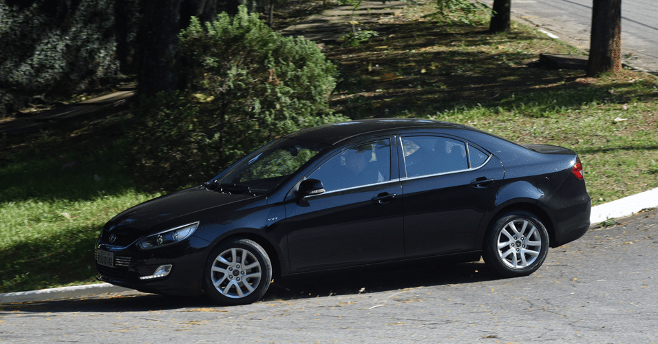 JAC J5 completo tem preço de Corolla básico; veja como anda - 17/10 ...