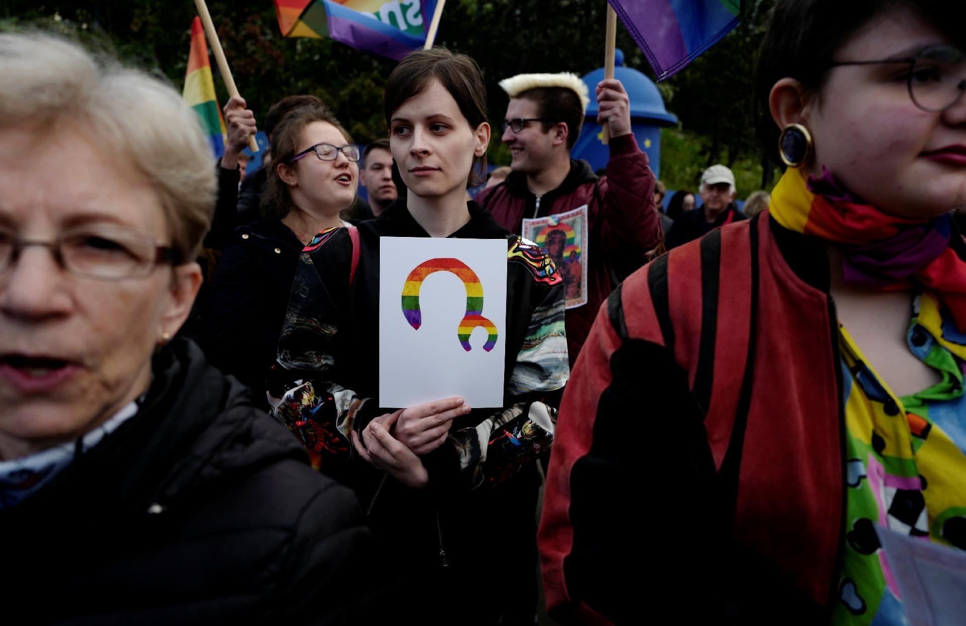Artista é presa por colocar bandeira LGBT em halo de santa e gera ...