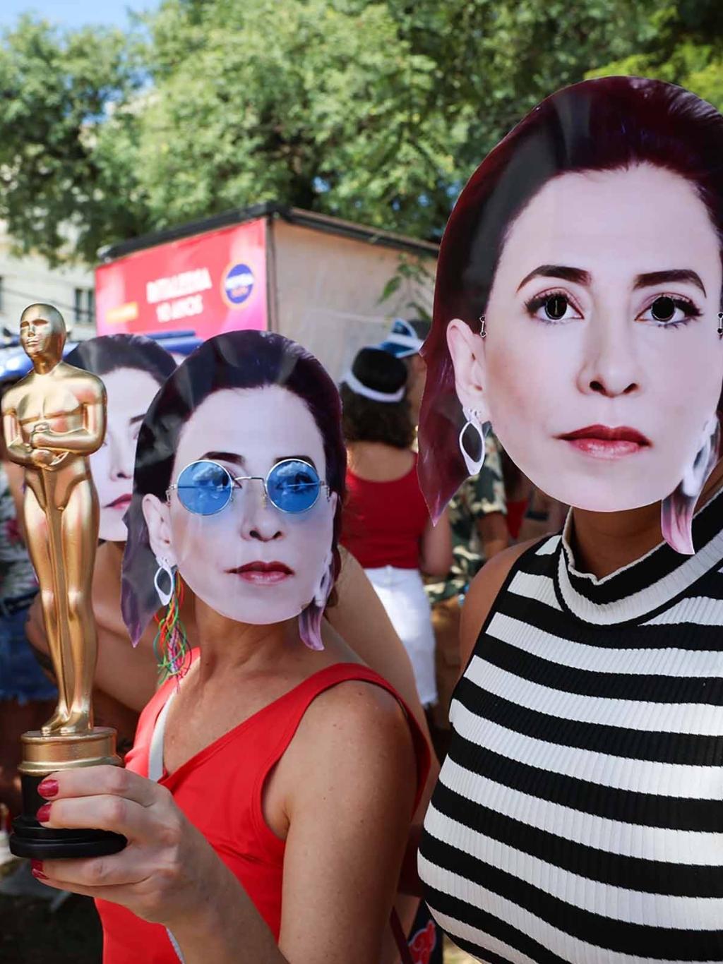 Todos são Fernanda Torres no domingo de Oscar em pleno Carnaval
