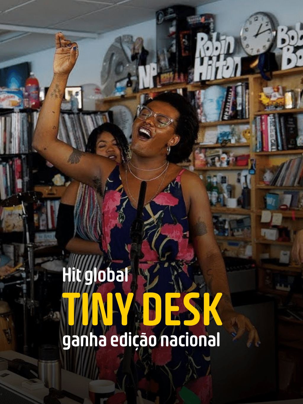 Deborah Secco aproveita dia de sol com biquíni vermelho