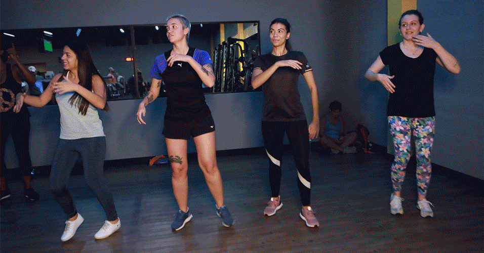 Testamos uma aula de FitDance, que revolucionou a dança nas academias e ...