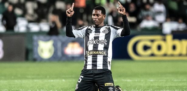 Angulo supera saída de Bustos, convence Lisca e ganha tempo no Santos