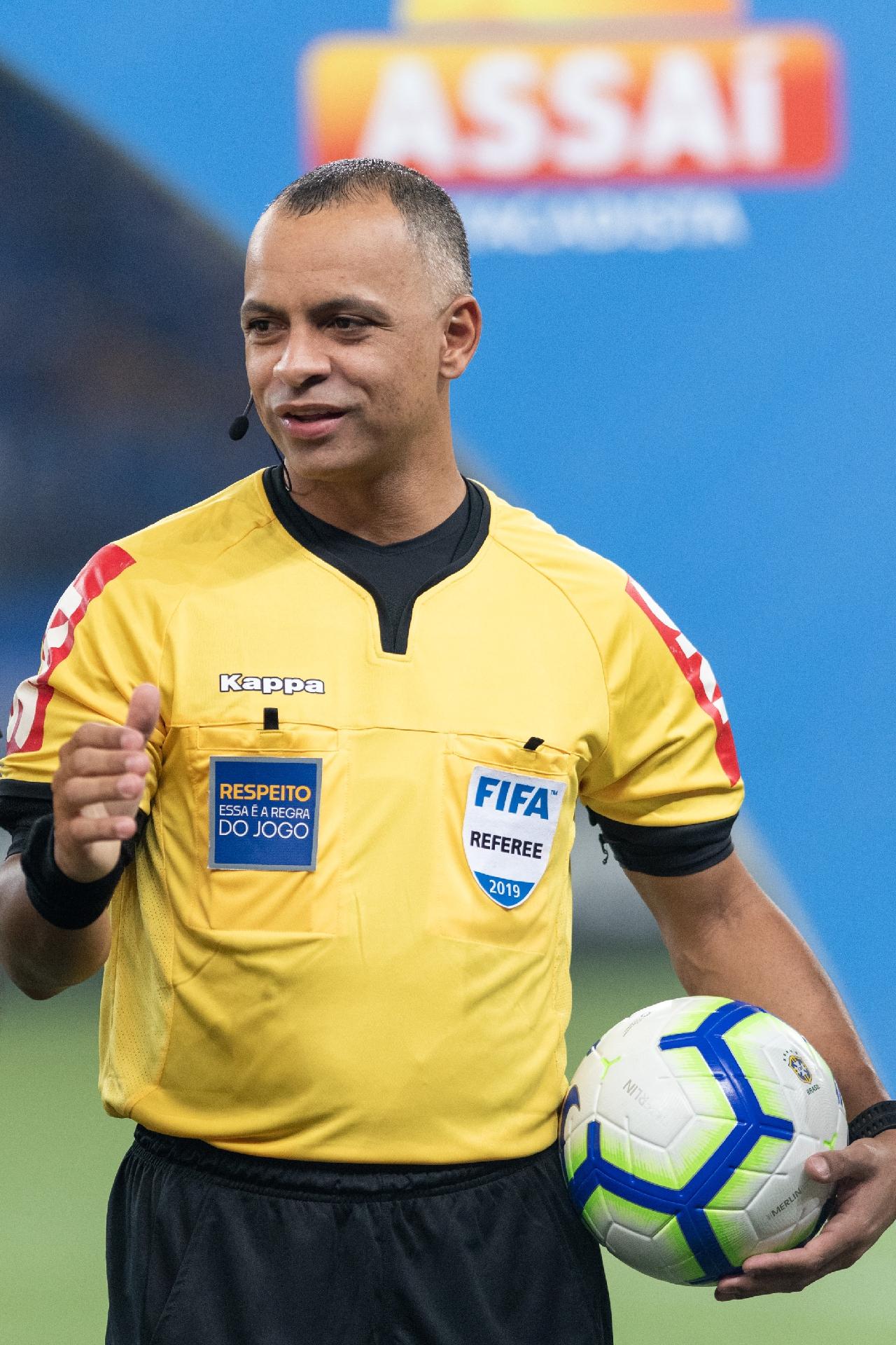 Árbitros de futebol: veja as profissões dos principais juízes do país