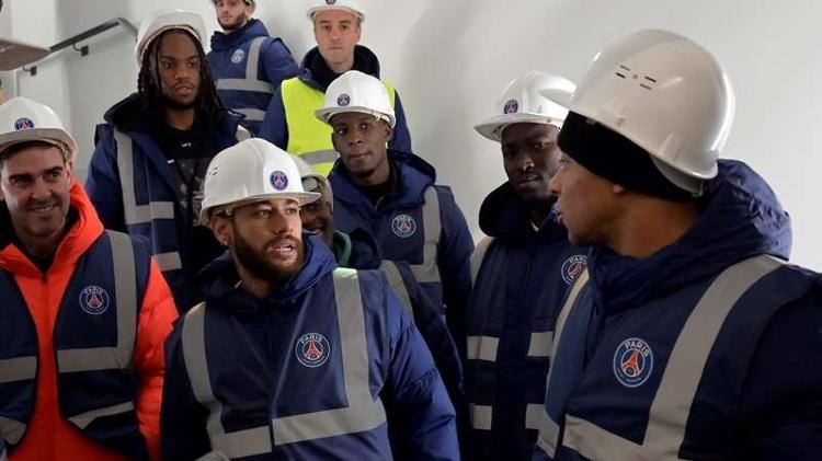 Jogadores do PSG visitam novo CT, avaliado em R$ 1,6 bilhão