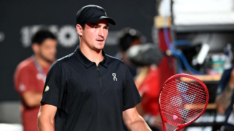 Rio Open: Fonseca perde gás, leva virada de peruano e cai nas simples