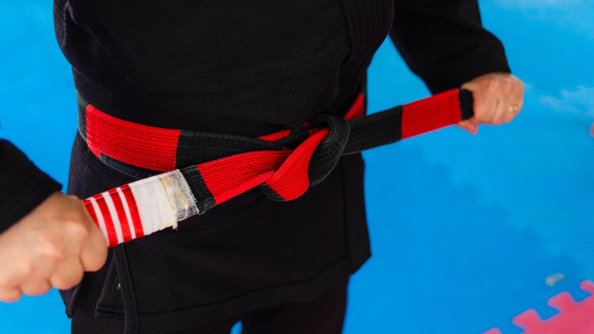 Indígena, feminista e avô: quem é a mulher mais graduada do jiu-jitsu