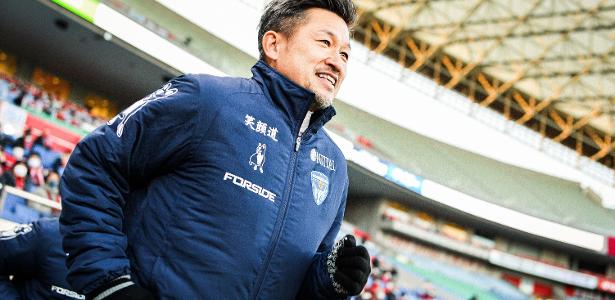 Aos 55 anos, Kazu volta a marcar e quebra recorde; assista