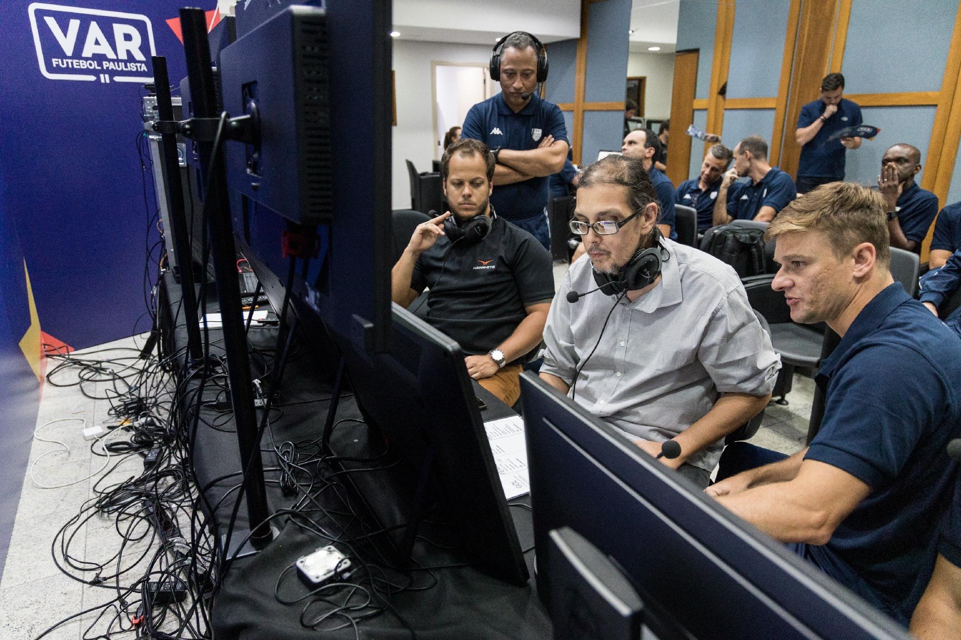 Testando o VAR: entenda as armadilhas que rondam o árbitro de vídeo ...