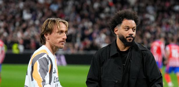 Marcelo é homenageado no Santiago Bernabéu e recebe camisa de Modric