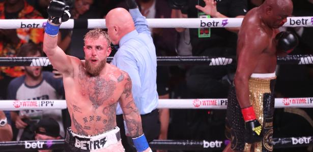 Jake Paul mostra treino inusitado de boxe usando acessório erótico