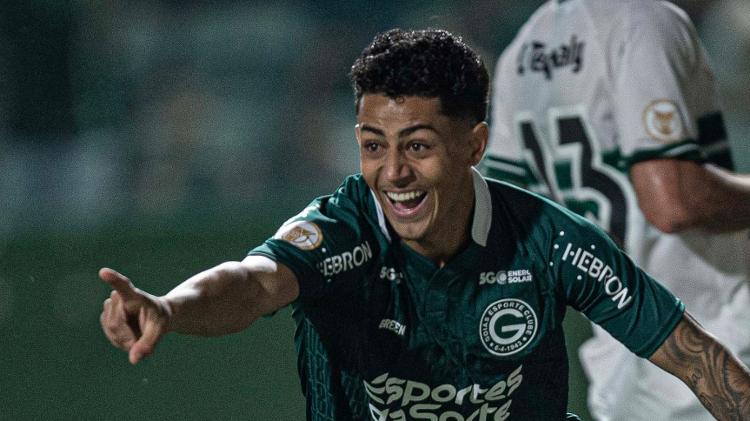 Coritiba encerra jejum de quatro meses, bate Goiás e ajuda Corinthians
