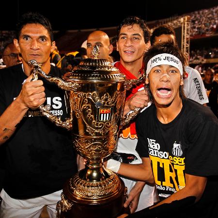 Neymar soma mais de 60 gols, pintura Puskas e taça levantada na Vila
