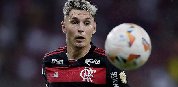 Flamengo libera Varela para acompanhar velório da mãe no Uruguai