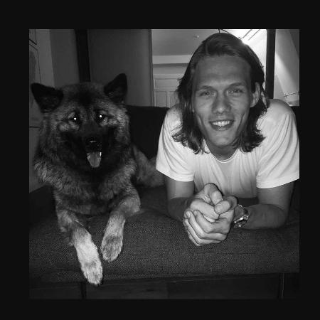 Pode isso? Jogador do Leicester surpreende ao levar cachorro ao treino