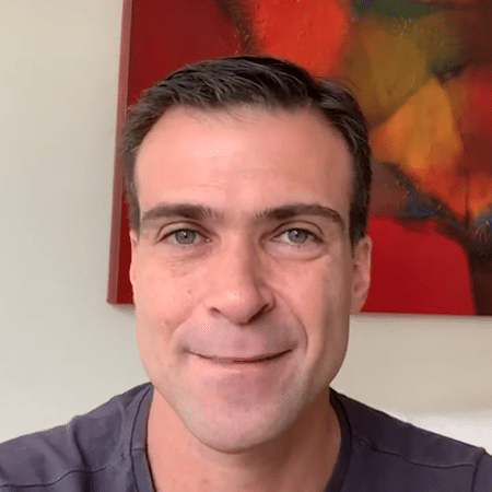 Pilhado aparece com novo visual e é zoado na web