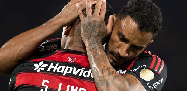 Líder nato, Danilo se destaca por ajeitar bandeirinha derrubada