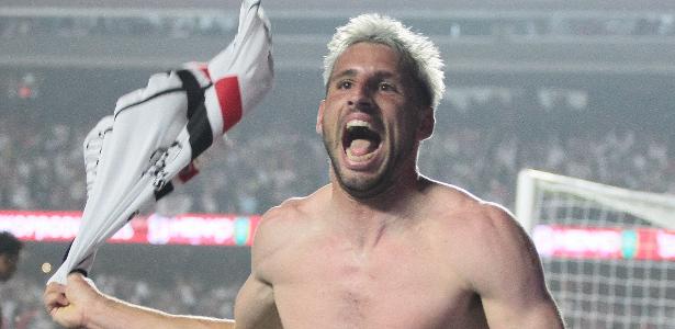 Calleri mostra 'brilho de 9', e São Paulo vence Corinthians no Morumbi