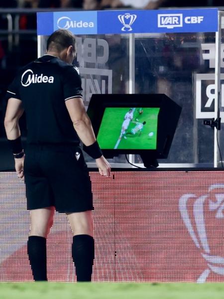 CBF avança em nova posição do VAR; estádio do Corinthians gera debate