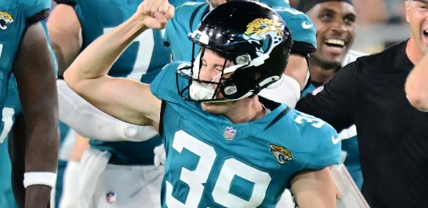 NFL: jogador acerta chute mais longo da história, mas não bate recorde
