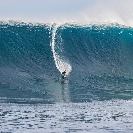 Surfe de ondas gigantes pede a volta de um circuito mundial oficial