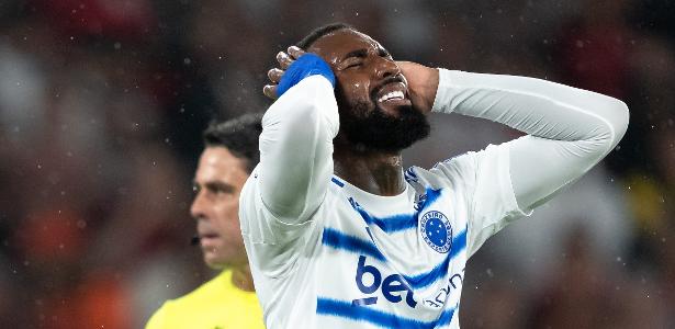 Gerson deixa jogo indignado e engole seco raiva com diretoria do Fla