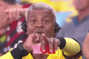 Torcedor vestido de árbitro imita VAR e diverte Galvão: "Vai virar meme"