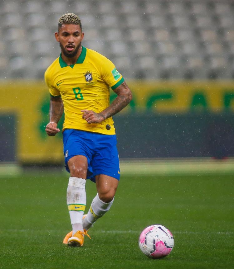 Quem é Douglas Luiz, volante do Aston Villa, que brigou com Neto