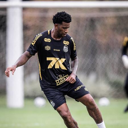 Gil supera problemas pessoais e deve cumprir contrato no Santos