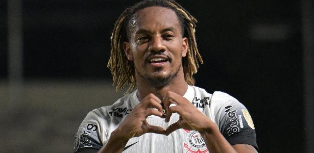 Carrillo exalta corintianos e brinca sobre calnedário: 'Preguiça'