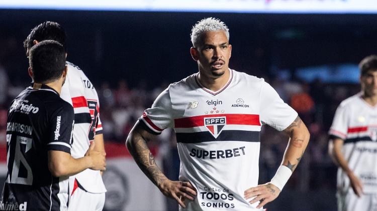 Ceará vence e afunda São Paulo em Morumbis esvaziado após protestos