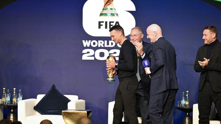 Infantino se desculpa por Scaloni usar luva para tocar a taça da Copa