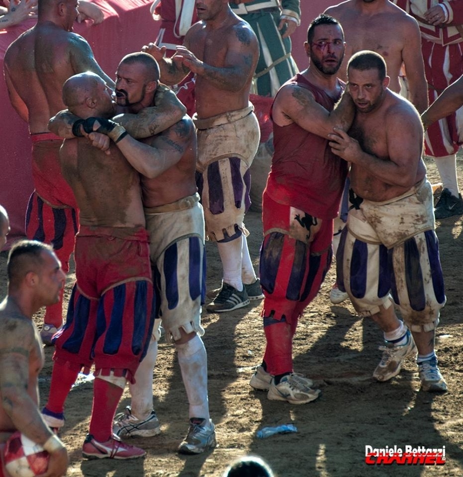 Fotos: Calcio Fiorentino mistura rúgbi e MMA na Itália - 02/07/2013 ...