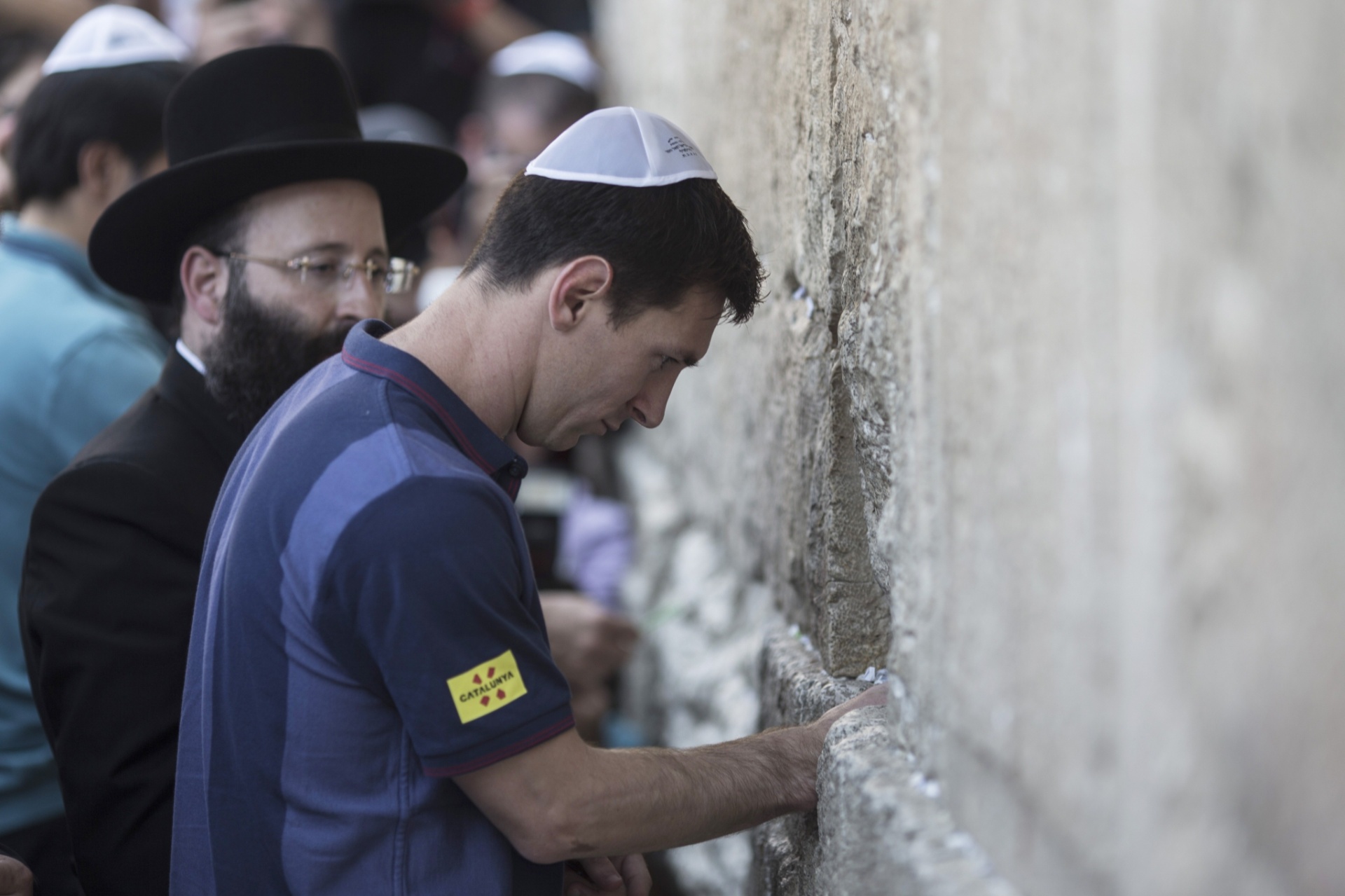 Com Neymar e Messi, Barcelona visita Muro das Lamentações em Jerusalém ...