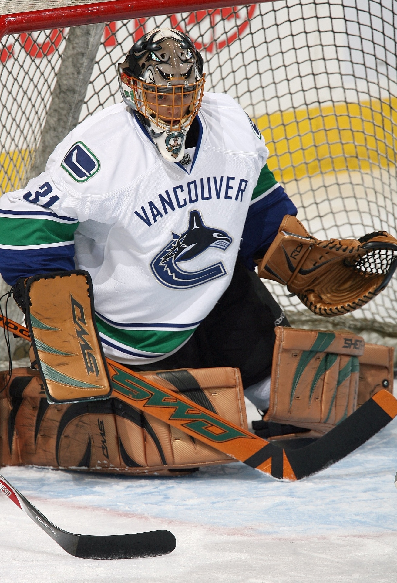 Drew MacIntyre, goleiro de hóquei que usa capacete "diferente" - BOL ...
