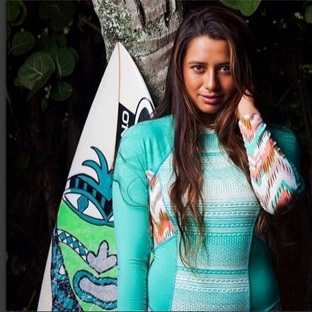 Malia Manuel eleva clima de fio-dental preto e explana corpaço