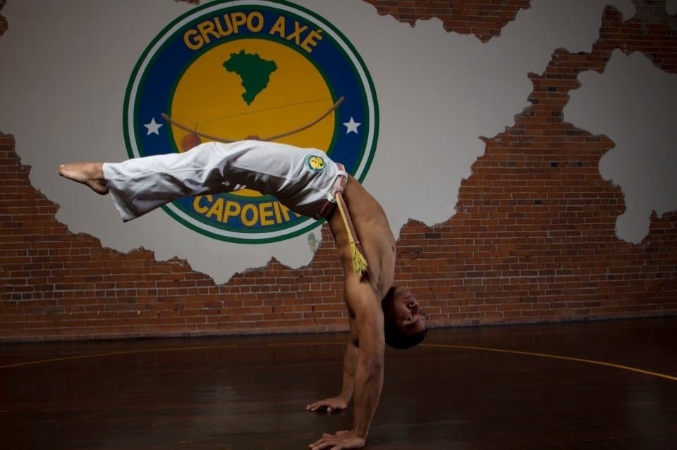 Capoeirista é hit na web com golpes incríveis. Mas por que não está no ...
