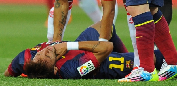 Neymar esbarra em rival, se contorce no chão e vira piada na web - 12 ...