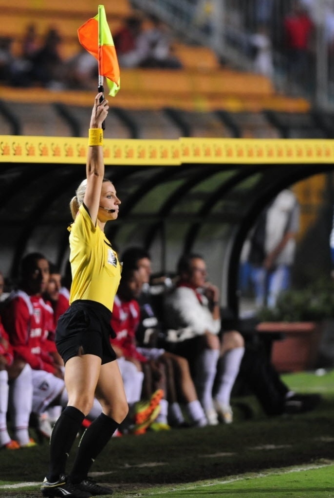 Fotos: Veja fotos da bandeirinha Fernanda Colombo - 13/05/2014 - BOL BOL