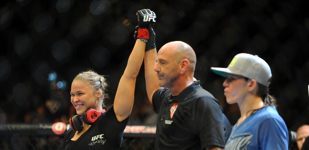 Ronda corta mão apesar de lutar só 16s e passa por saia-justa no ...