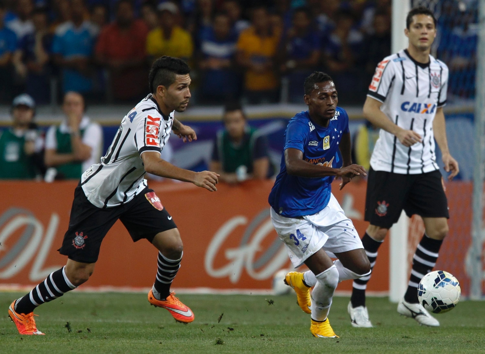 Corinthians vence líder Cruzeiro no Mineirão, mantém reação e encosta ...