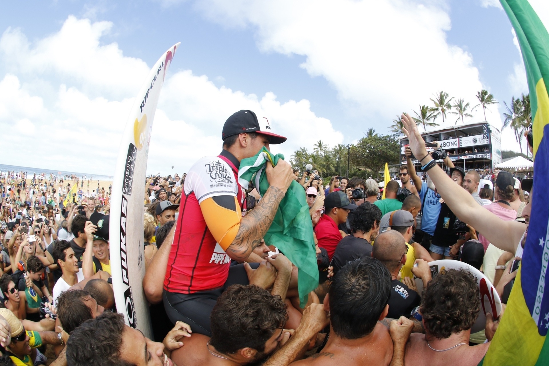 Gabriel Medina conquista inédito Mundial de Surfe para o Brasil ...