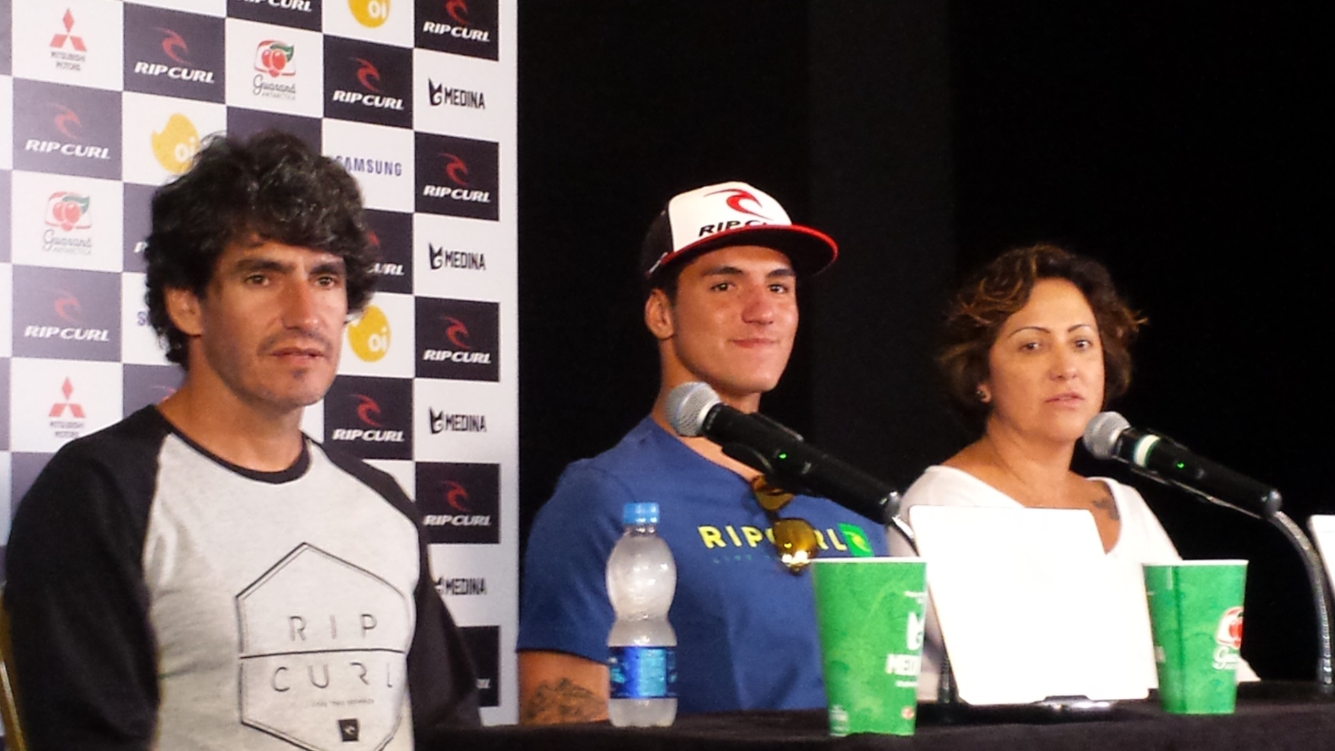 Primeira "noitada" de Medina no Brasil tem companhia de Neymar e ...