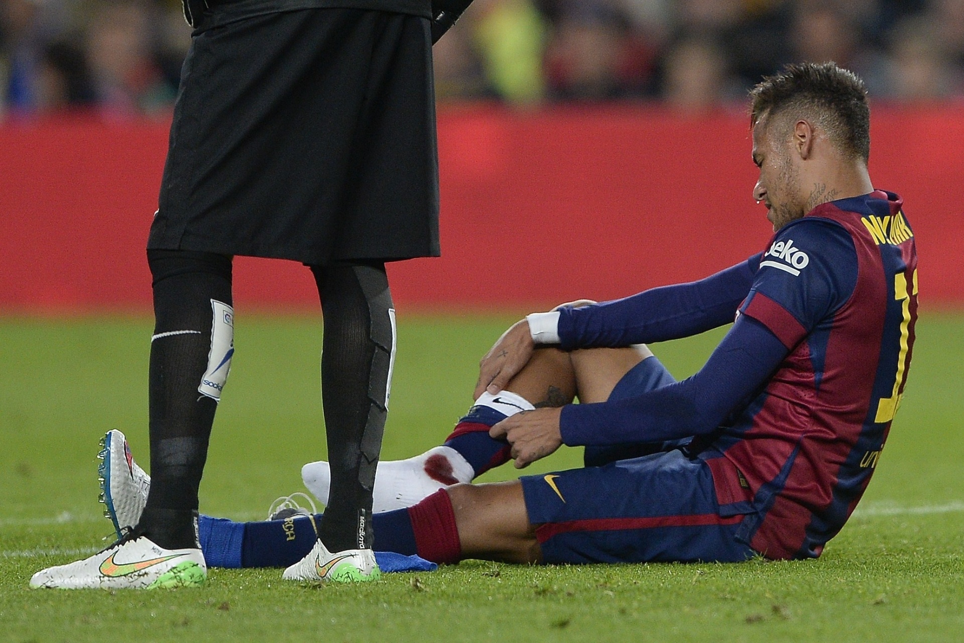 Mais caçado em campo, Neymar provoca e manda beijinho para rival - 11 ...