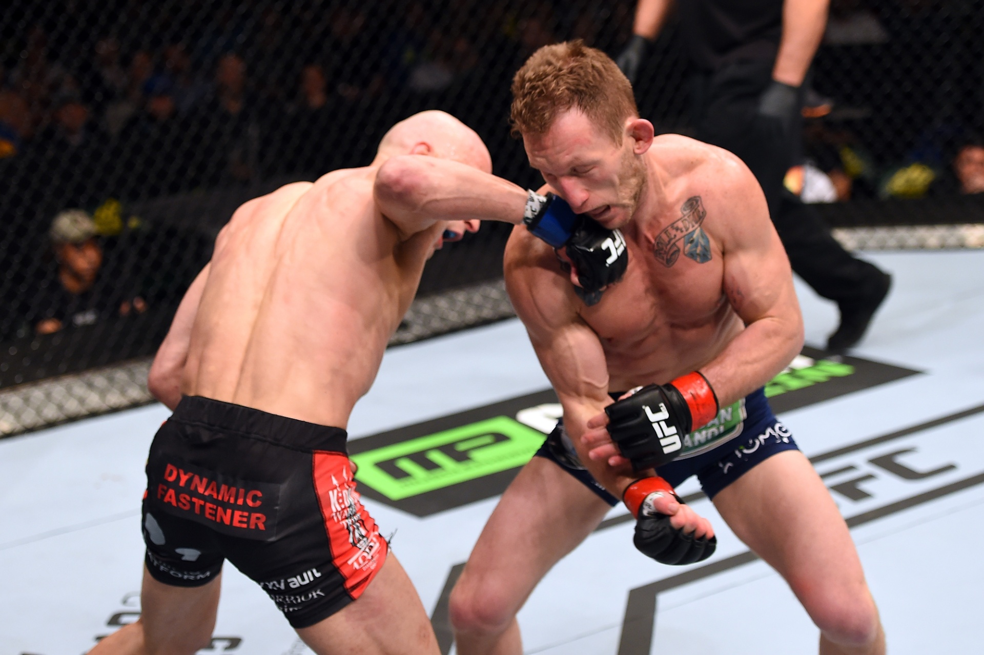 Lutador faz barulho nojento e mostra por que é 'Homem das Cavernas' do ...