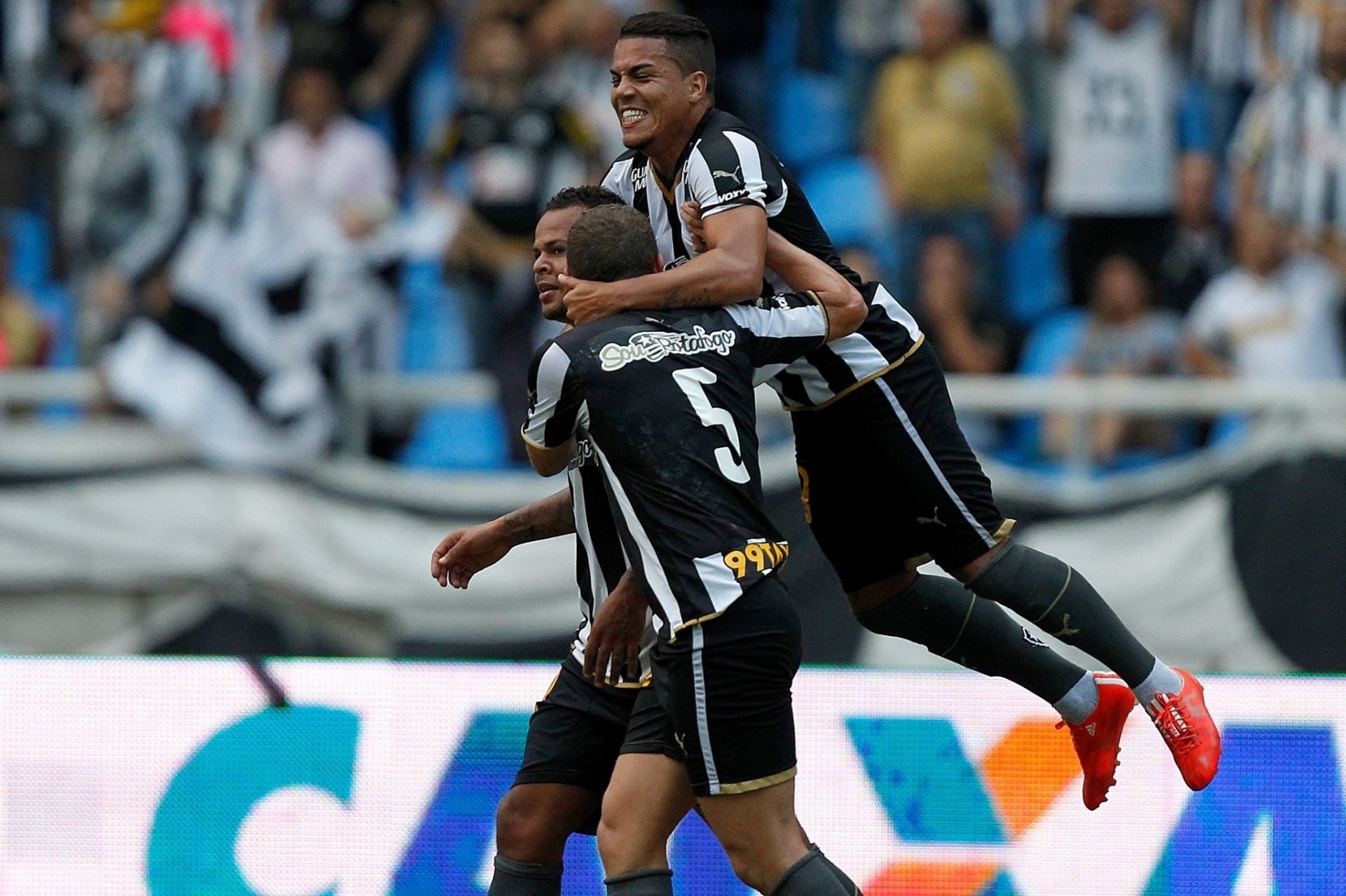 Botafogo domina e goleia CRB em dia de festa para Nilton Santos - 16/05 ...
