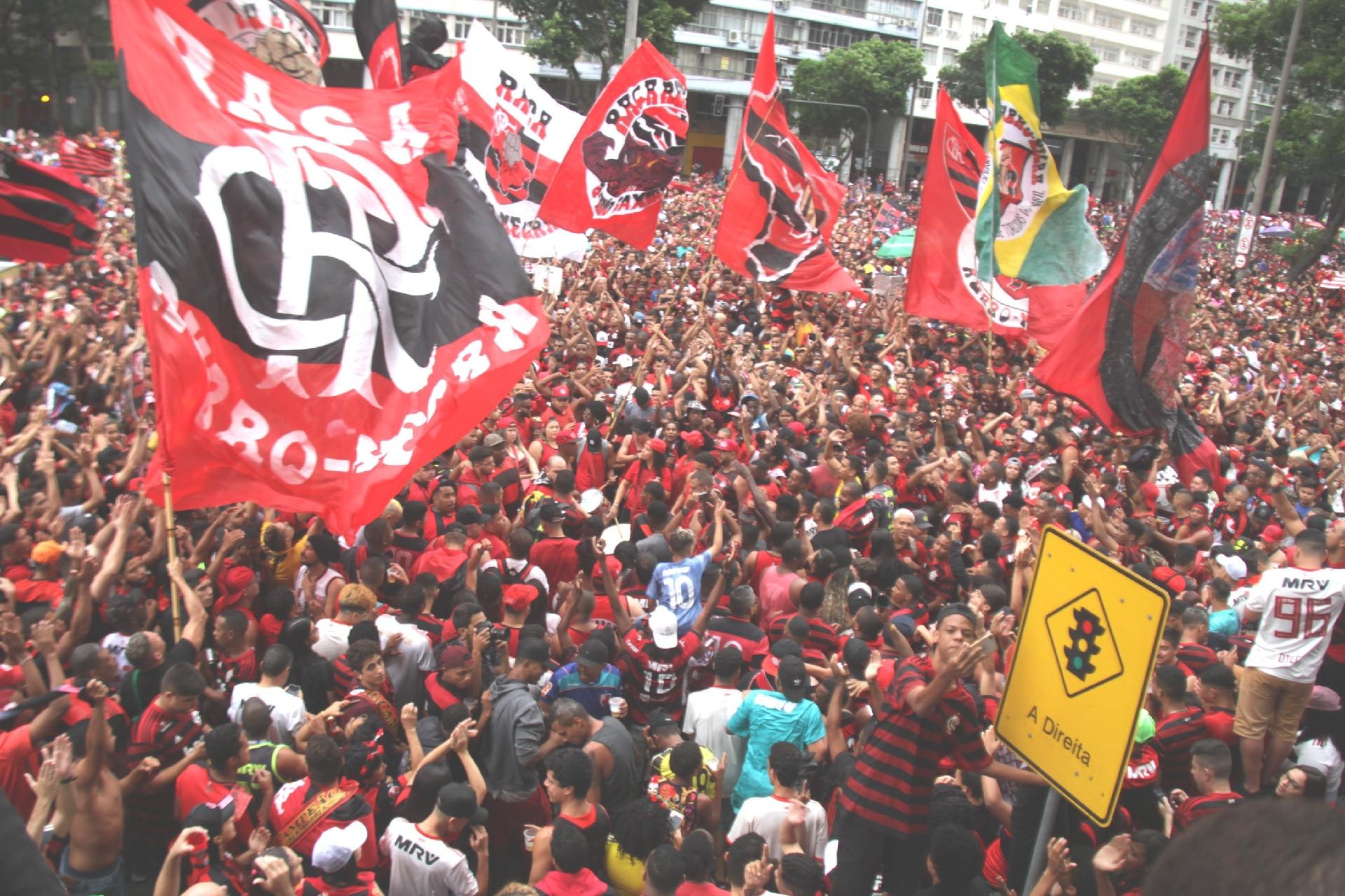 Flamengo campeão da Libertadores: Gabigol exibe bandeira do Flamengo em ...